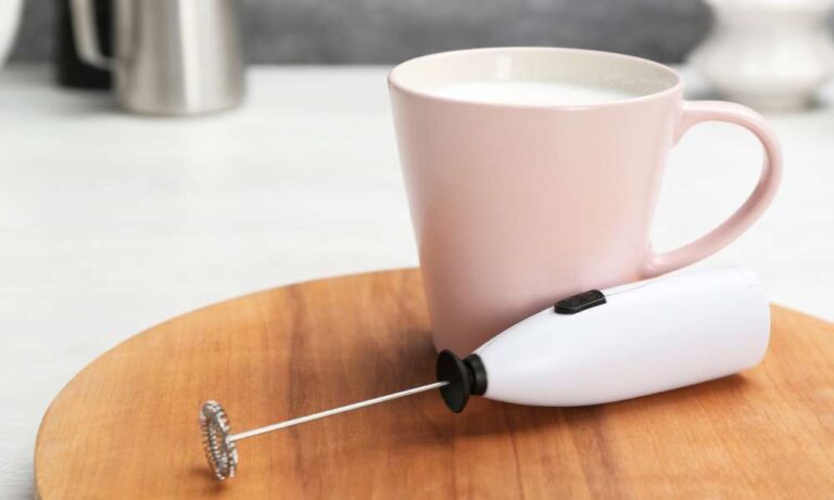 How To Froth Milk With A Frother - House Arctic
